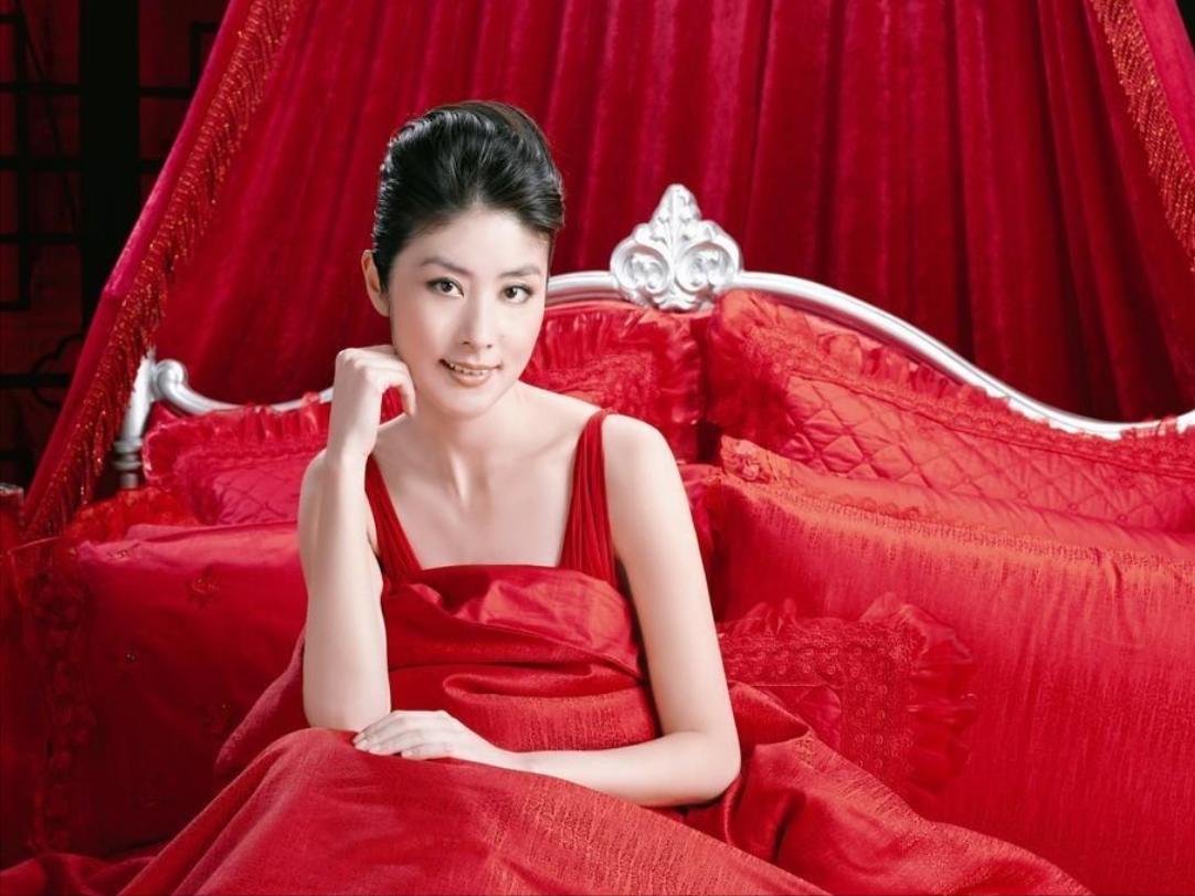 Kelly Chen, 50, attended the event, and her dress style sparked heated ...