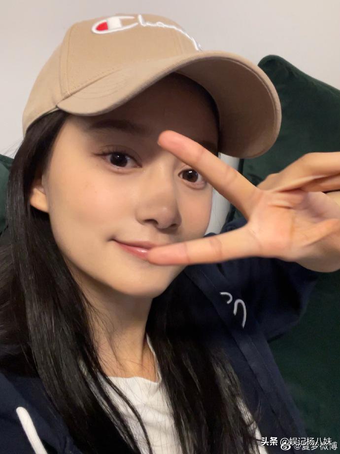 She was praised as "Little Yang Ying" and she has a stunning appearance ...