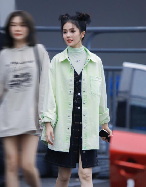 Bailu Airport appeared to be snapped, milk tea color suit showing ...