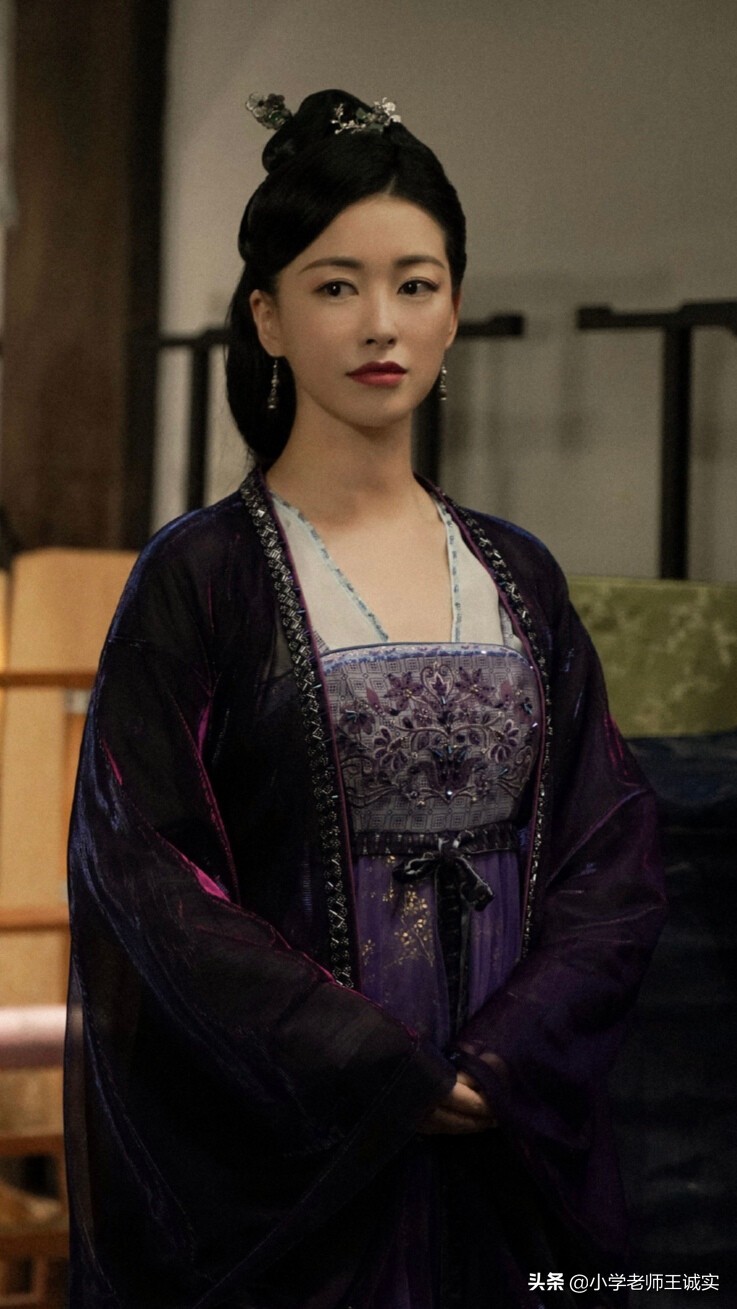 Zhu Zhu, she is Lan Xinjie in "The Rebel". She turned red with her body ...