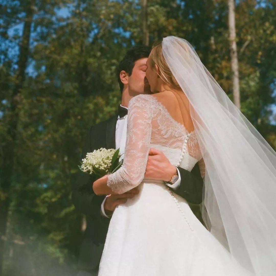 Supermodel Carly Klaus walks out the street with her baby in a ...