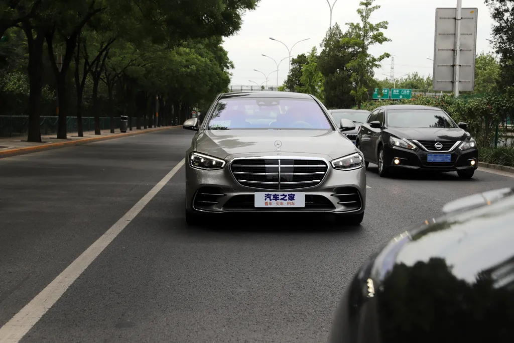 Mercedes-Benz S-Class: 435 horsepower + four-wheel steering, 5 meters ...