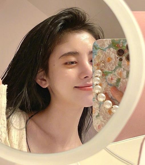 Ju Jingyi exposed her real hair volume after taking photos of her faceless makeup and washing ...