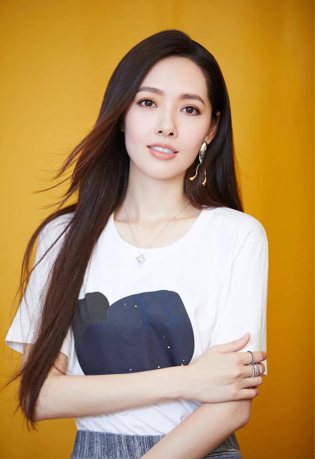 Female celebrity black long straight first love hairstyle, Yang Mi, Qin ...