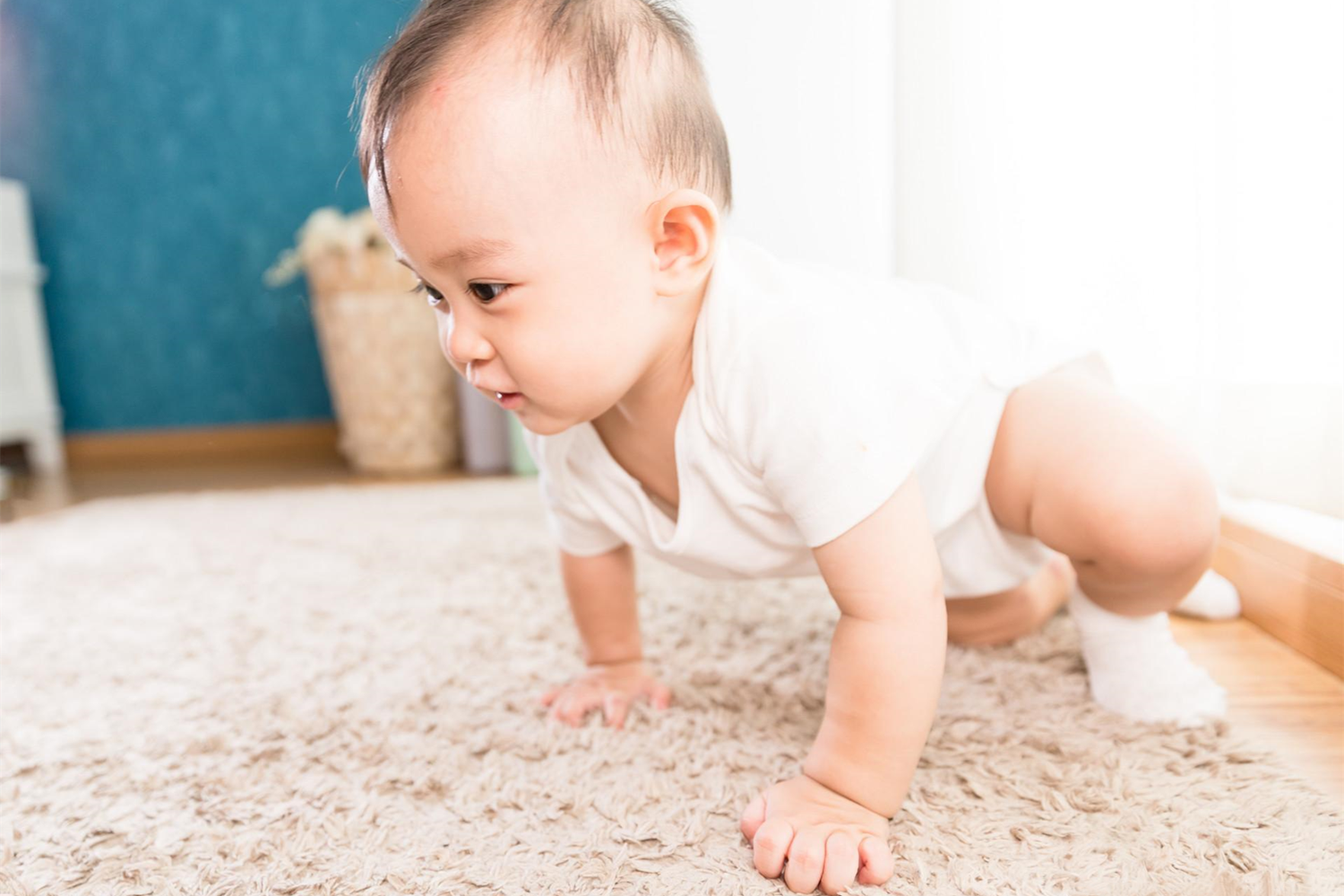 Do babies like to throw things and crawl backwards? These 4 behaviors ...