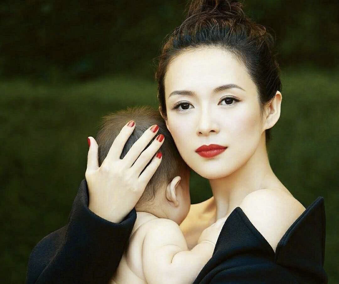 No mercy!Zhang Ziyi rushed out of the restaurant angrily, and her "third-married" husband bowed ...