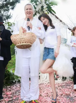 The painting style is scorching but earns a lot of money, the childhood ...