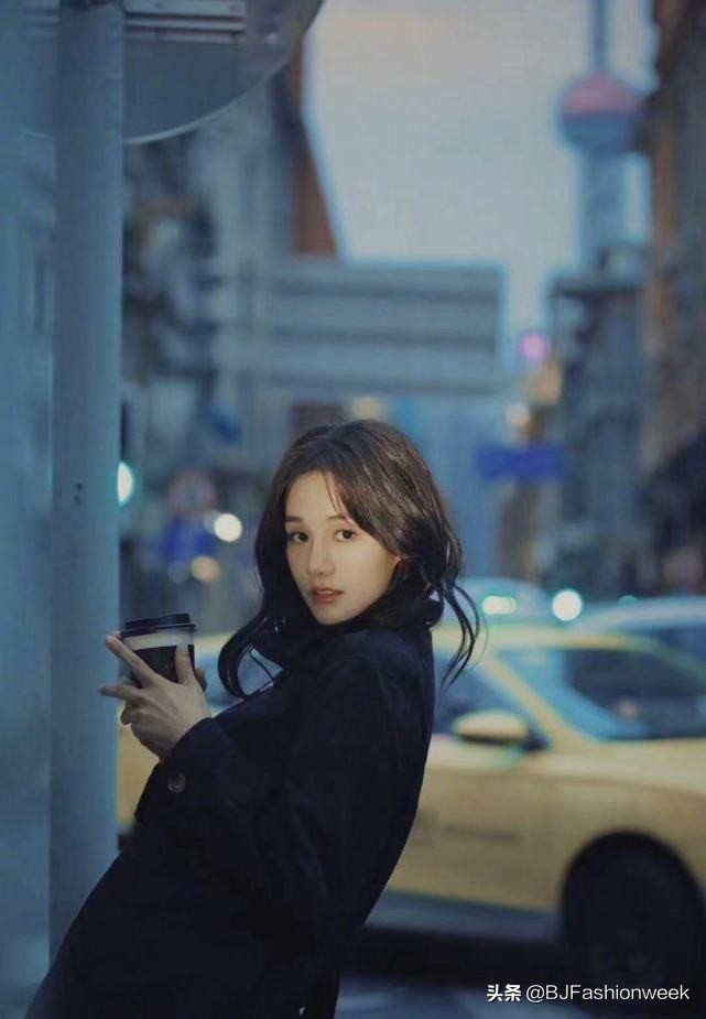 Come to share how to wear a coat in autumn, An Yuexi is a good one - iNEWS