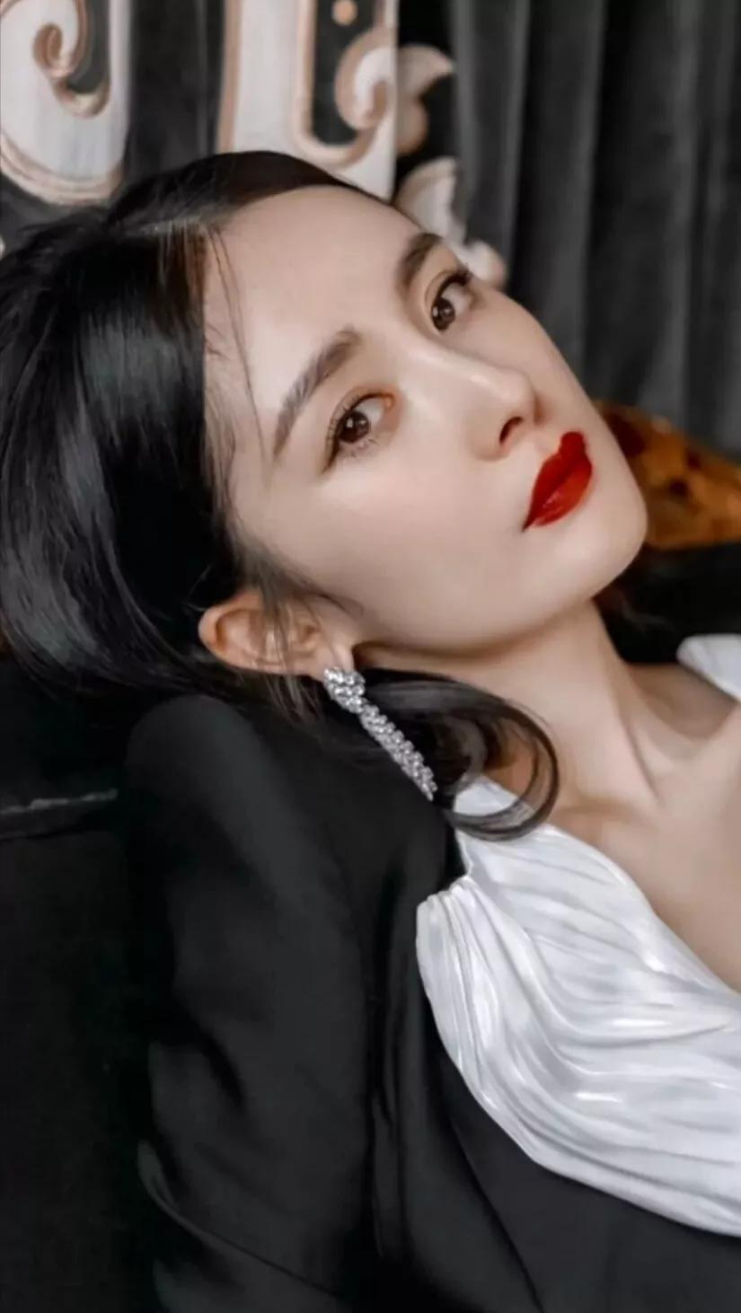 Actress Yang Mi - iNEWS