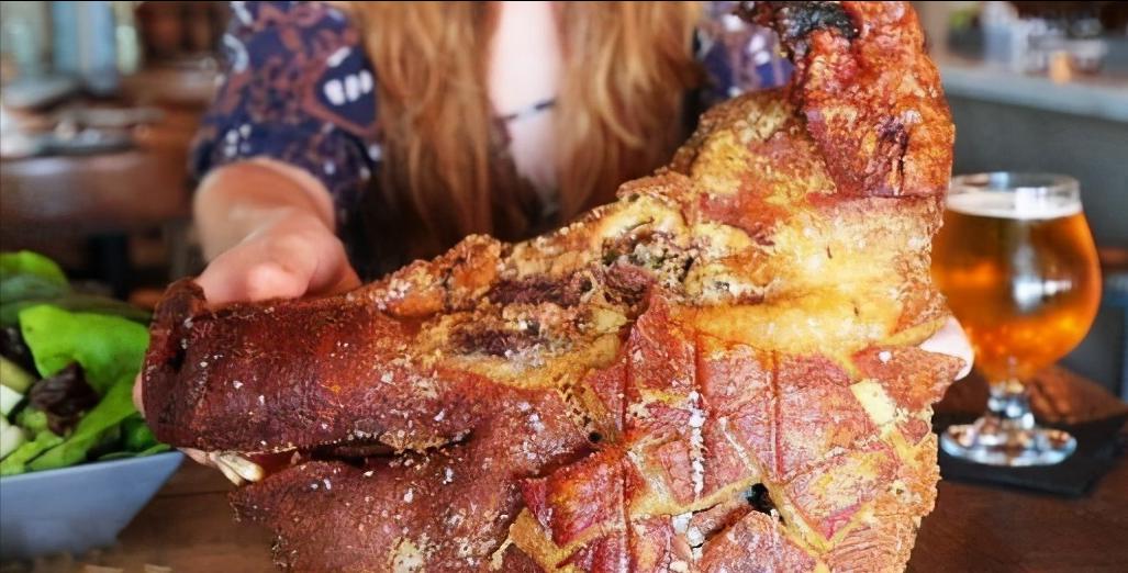 The new "hard dish" fried pig's head is popular abroad. Now foreigners ...