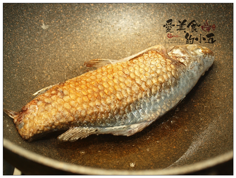 Sour plum and crucian carp soup, only flavored with plums, but the fish ...