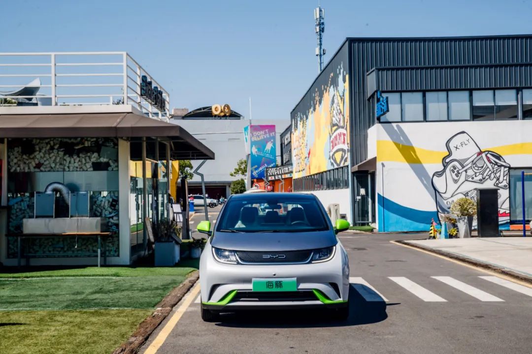 Test drive the BYD Dolphin designed by ocean aesthetics as "smart and ...