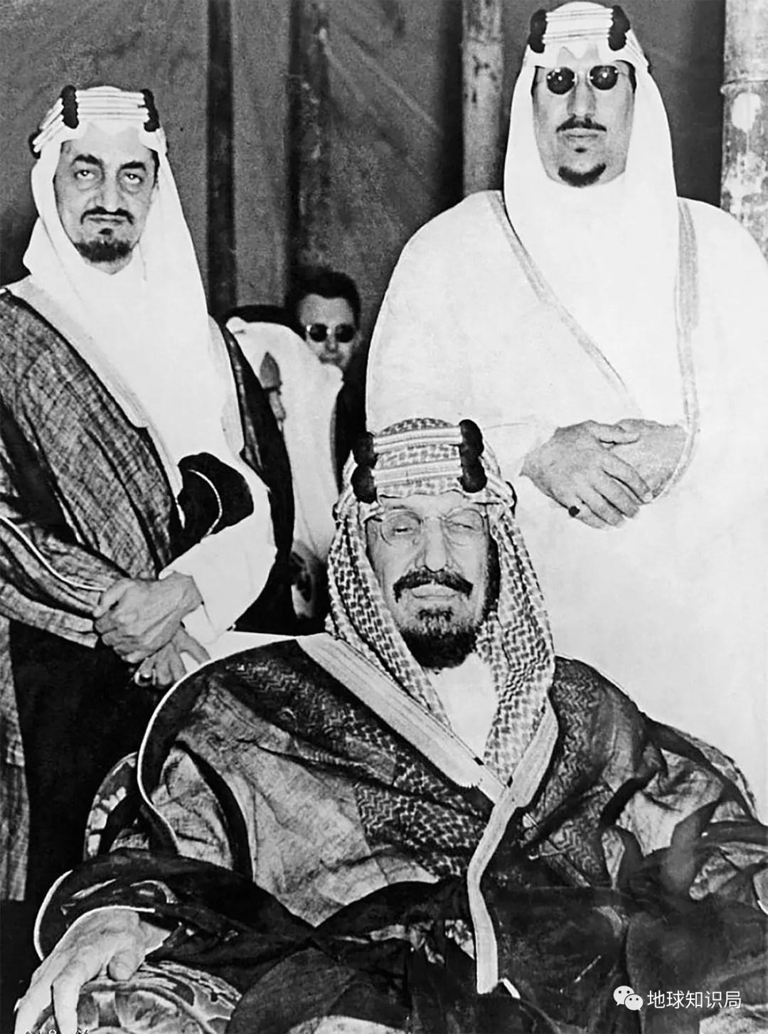 Saudi religious police, covering the sky with only one hand - iNEWS