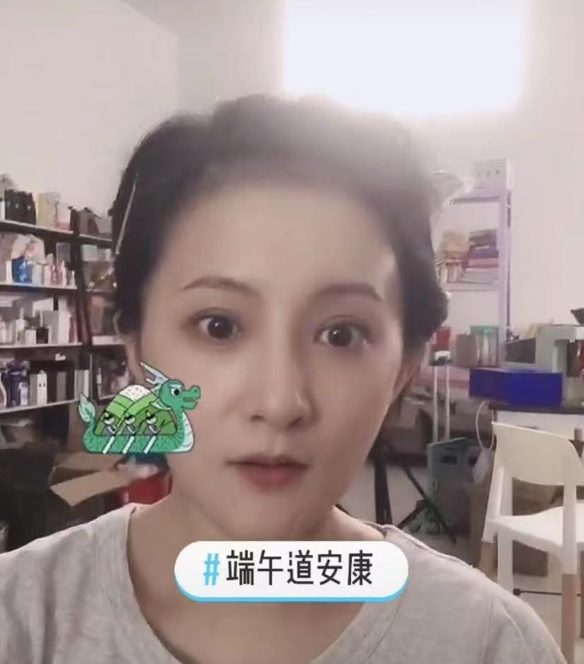 What happened to Jin Ming's face?There is a strange pit in the chin ...
