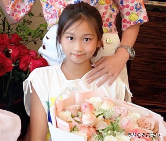Chen Haomin's family of 6 took a group photo, the 4 children are ...