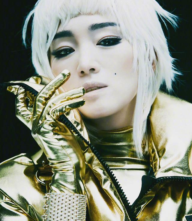 Gong Li is puzzled by the name of the artist, she retired to the front ...