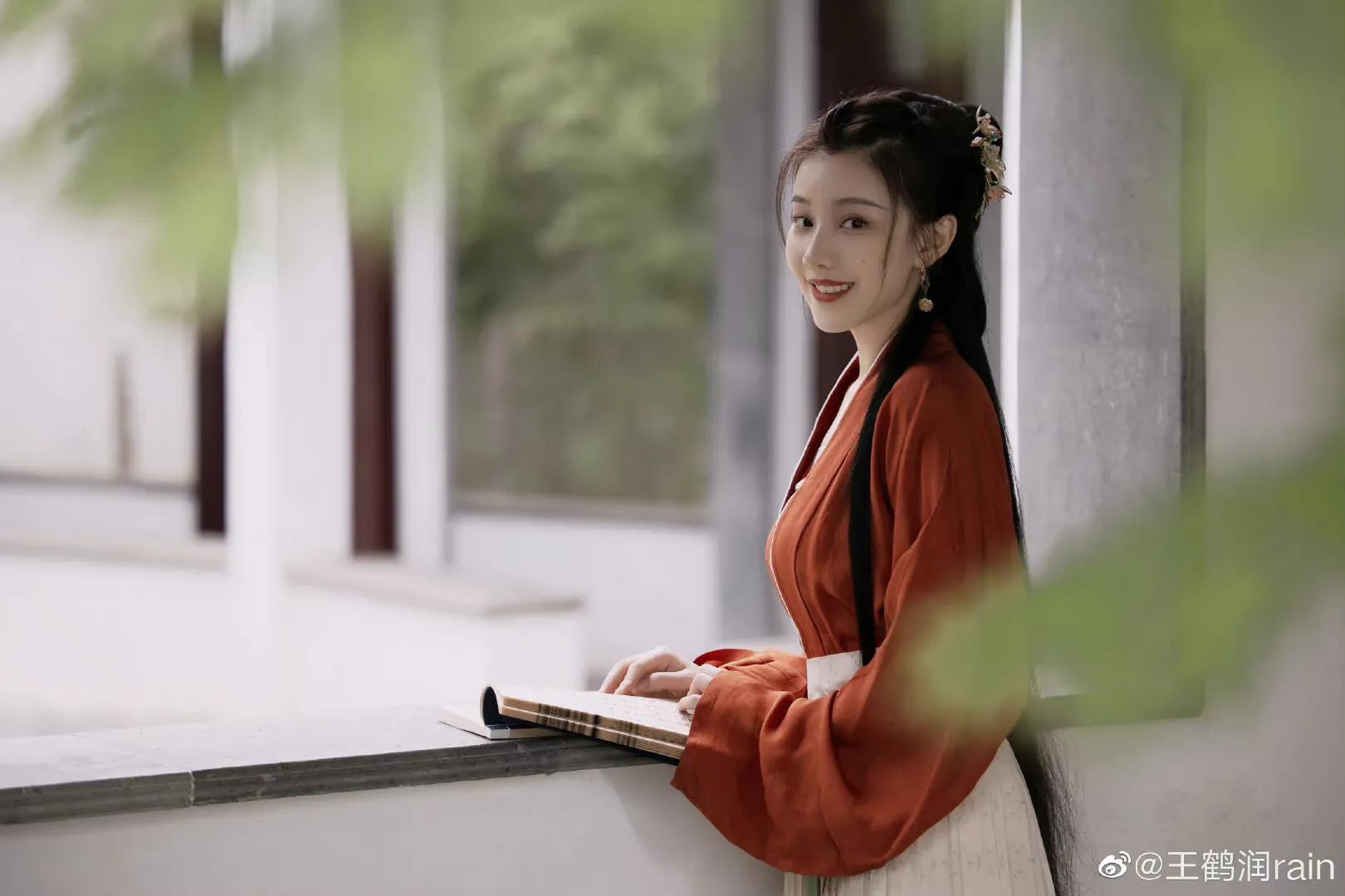 Wang Herun Hanlu's red-robed Hanfu is a blockbuster film, like a woman ...
