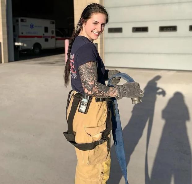 Beautiful firefighter, after fitness becomes the goddess of curves ...