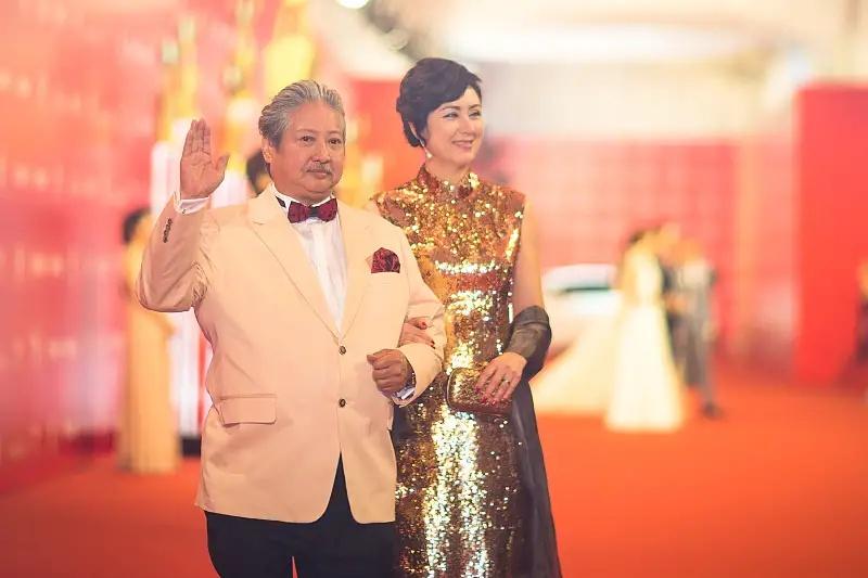 Sammo Hung's vision is really poisonous. The 56-year-old wife wears a ...