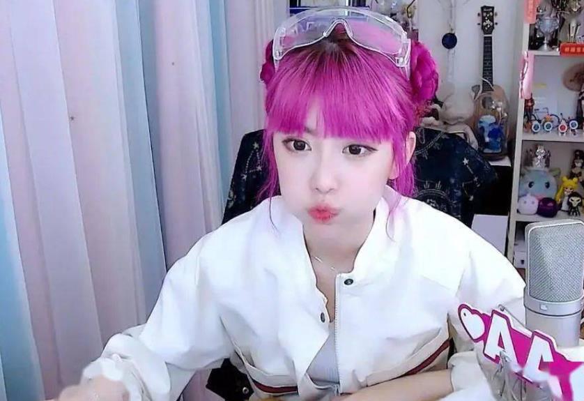 The female anchor who can't help the super tube, Zhou Shuyi will live a ...