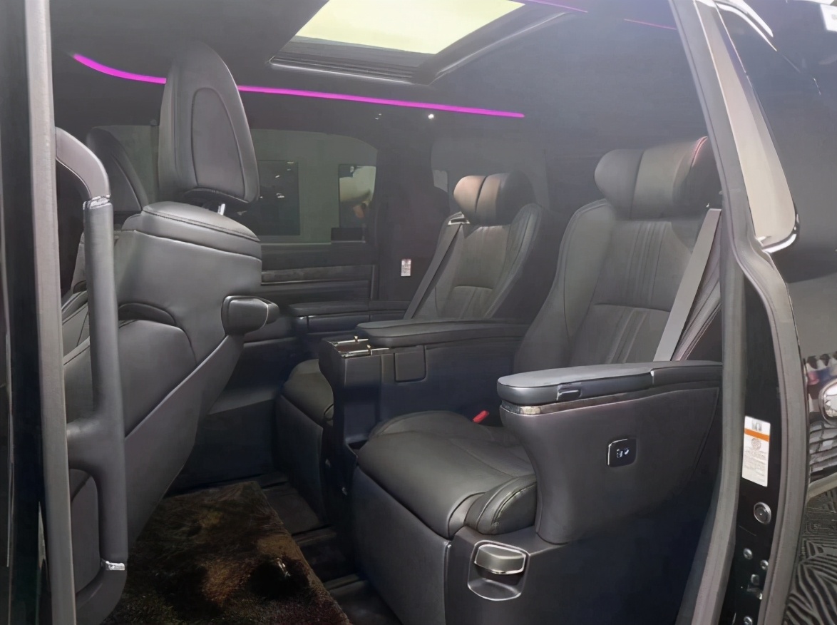 122 million to buy Toyota Elfa black gold version, when the film is in ...