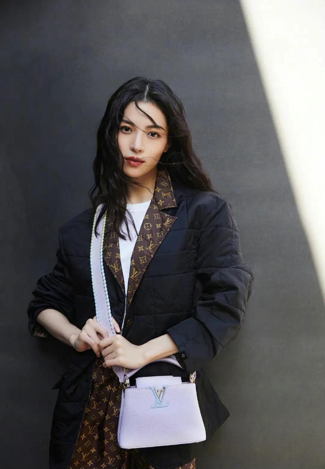 Jin Chen Yao Chen Zhong Chuxi demonstrates how to wear LV Capucines ...