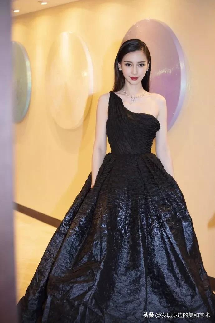Angelababy's long-haired shawl has fair skin and is wearing a black ...