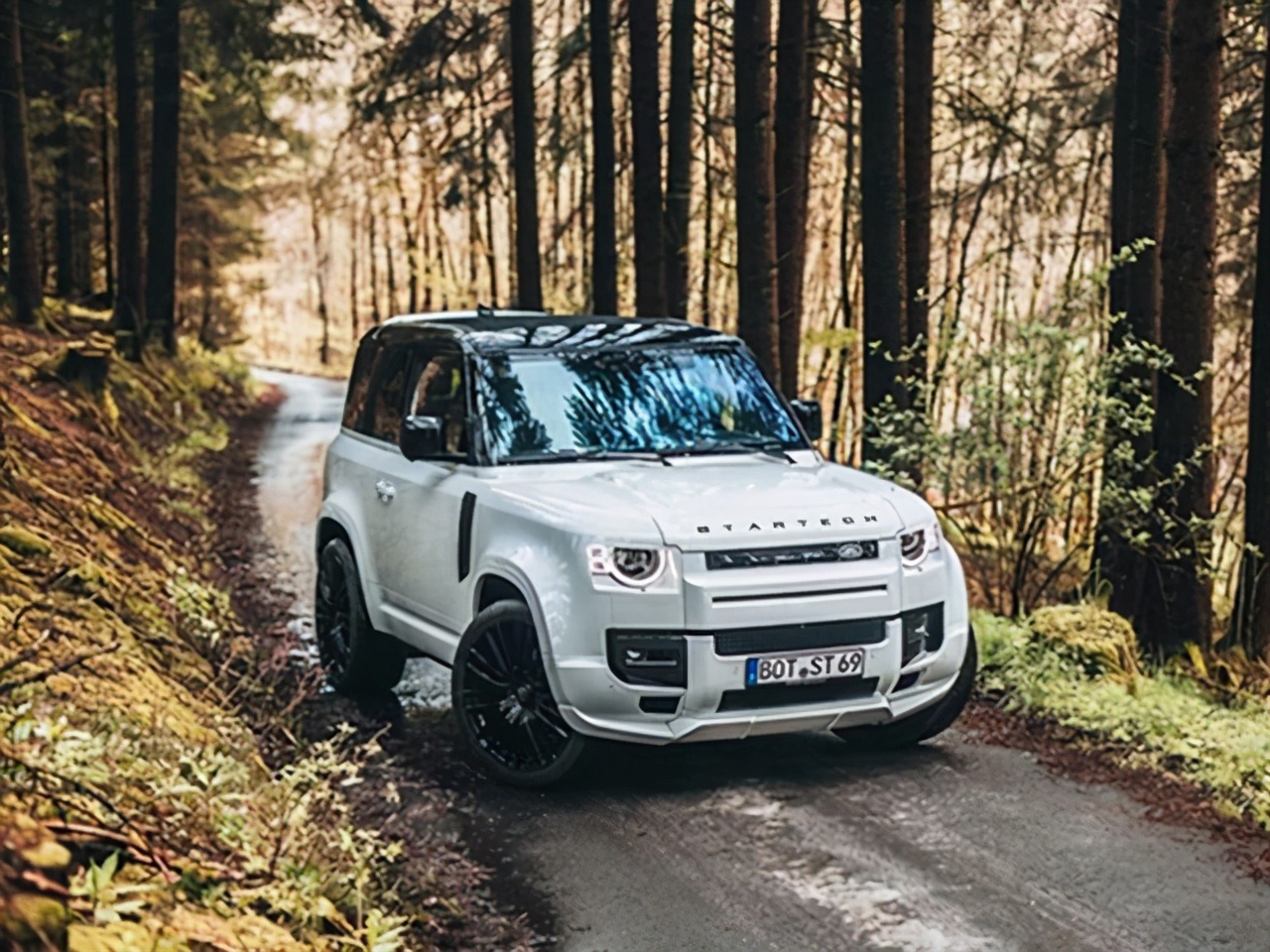 Two-tone body, with a new exterior package, Land Rover's new Defender ...