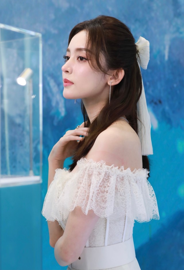 Nazha attended 2 events, wearing a princess dress and boldly revealing ...