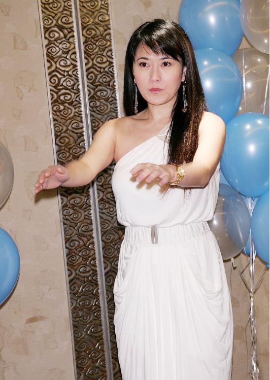 Mrs. Ge Weirukuo feels so strong, she wears a tube top skirt with ...