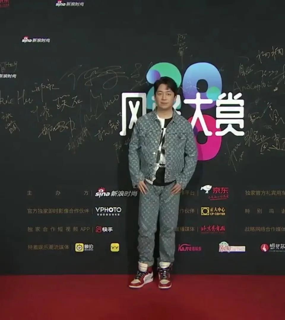 Hui Yinghong walked on the red carpet in thick-soled shoes, Lin Yun ...