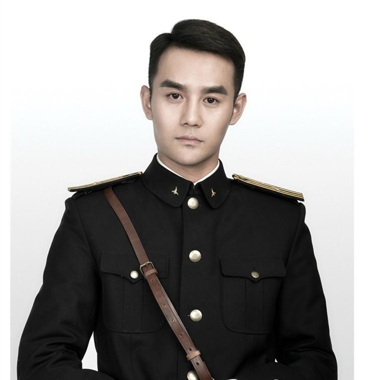 Male star "military uniform photo", Yang Yang is handsome, Chen Weiting ...