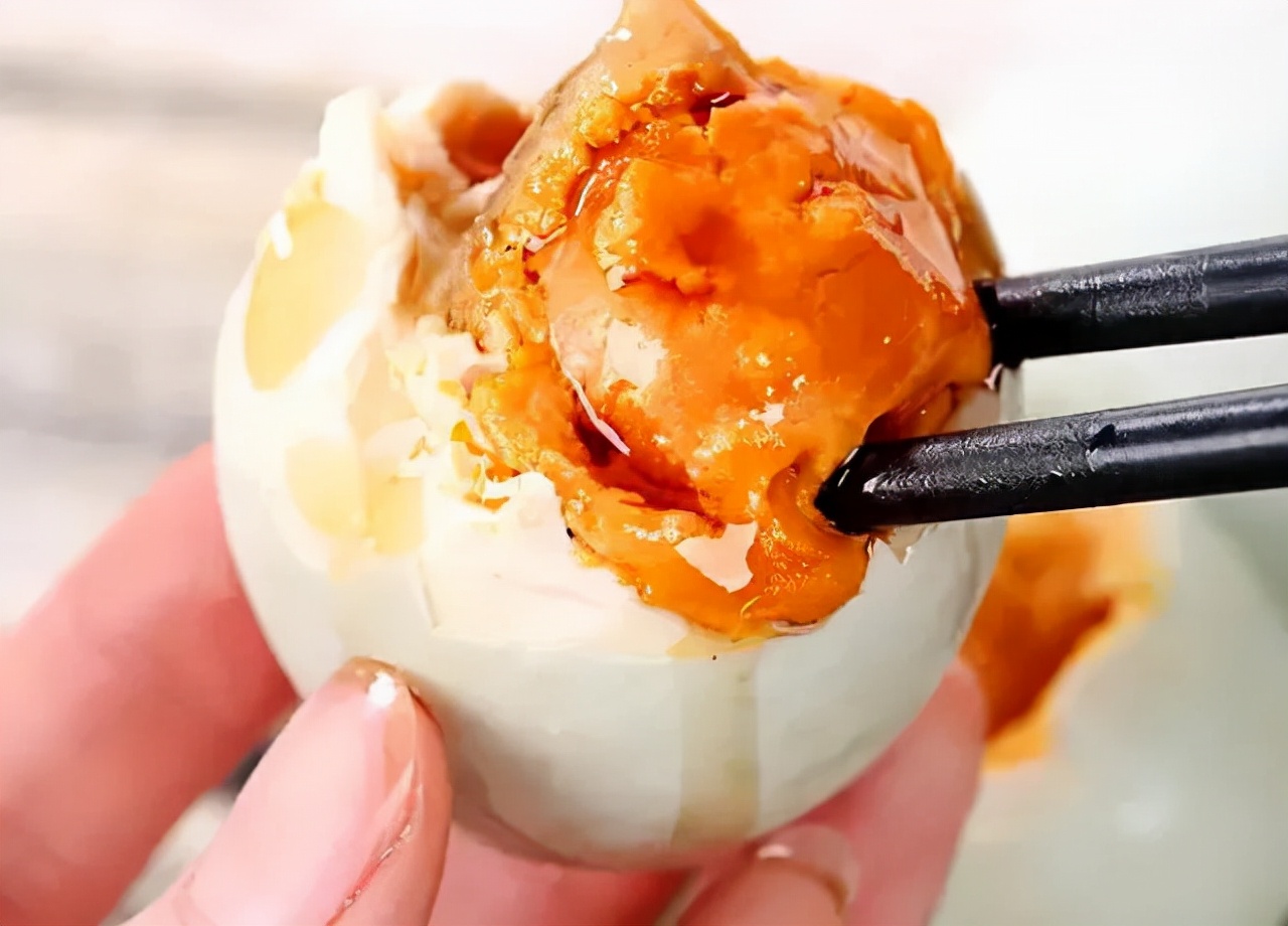 The most down-to-earth sea duck egg, a large body, a green shell with a ...