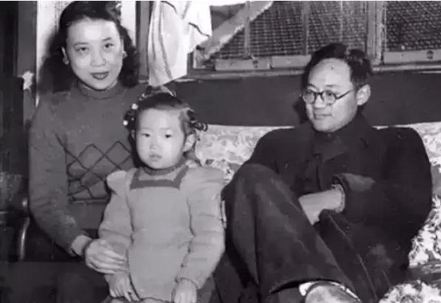 In his later years, Ba Jin took care of his cancer wife in the hospital ...
