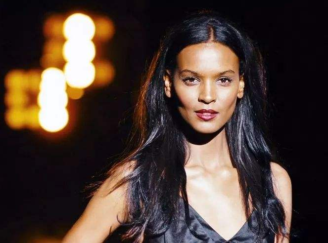 She is the "Flower of the Desert" Wallis Dili, from a supermodel to a ...