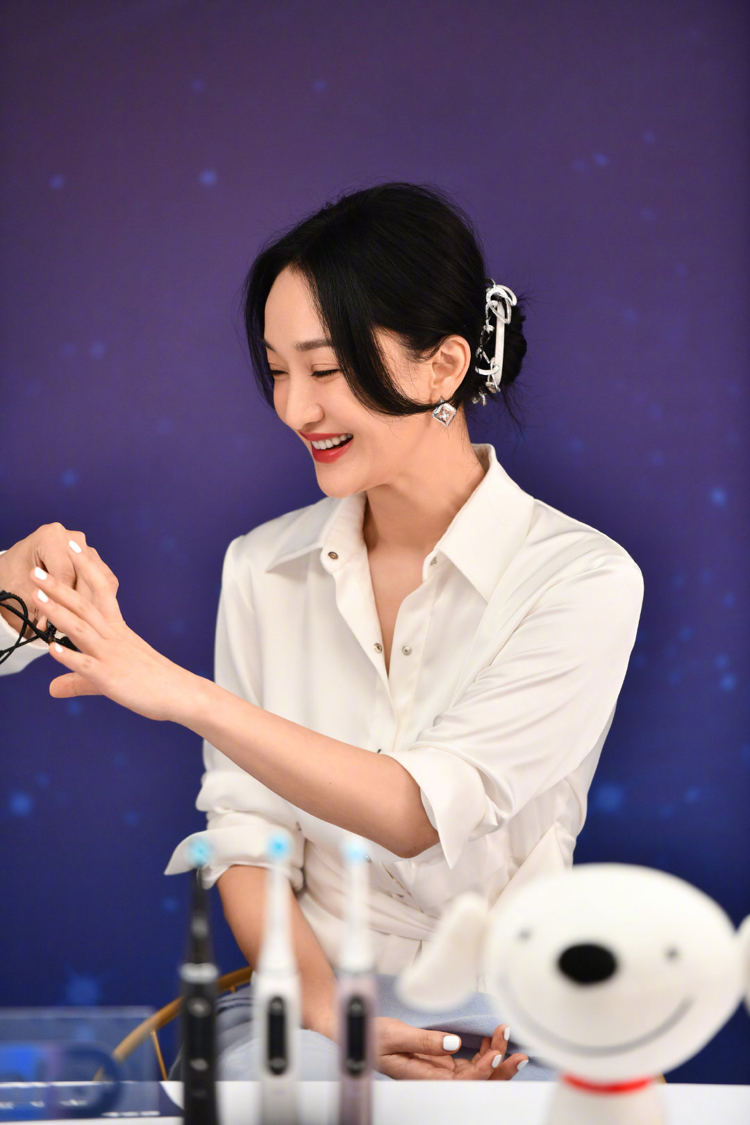 Zhou Xun has a good temperament in a black skirt, exquisite atmosphere ...