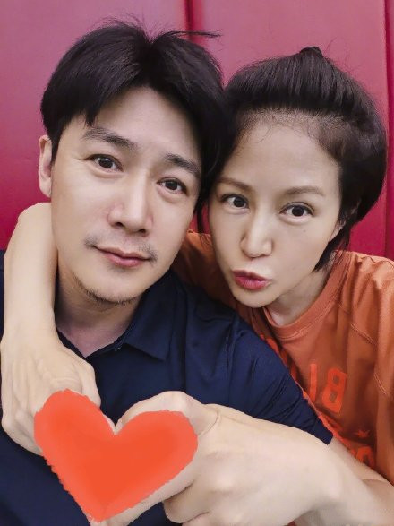 Bao Lei's 45th birthday took a group photo of her husband and wife ...