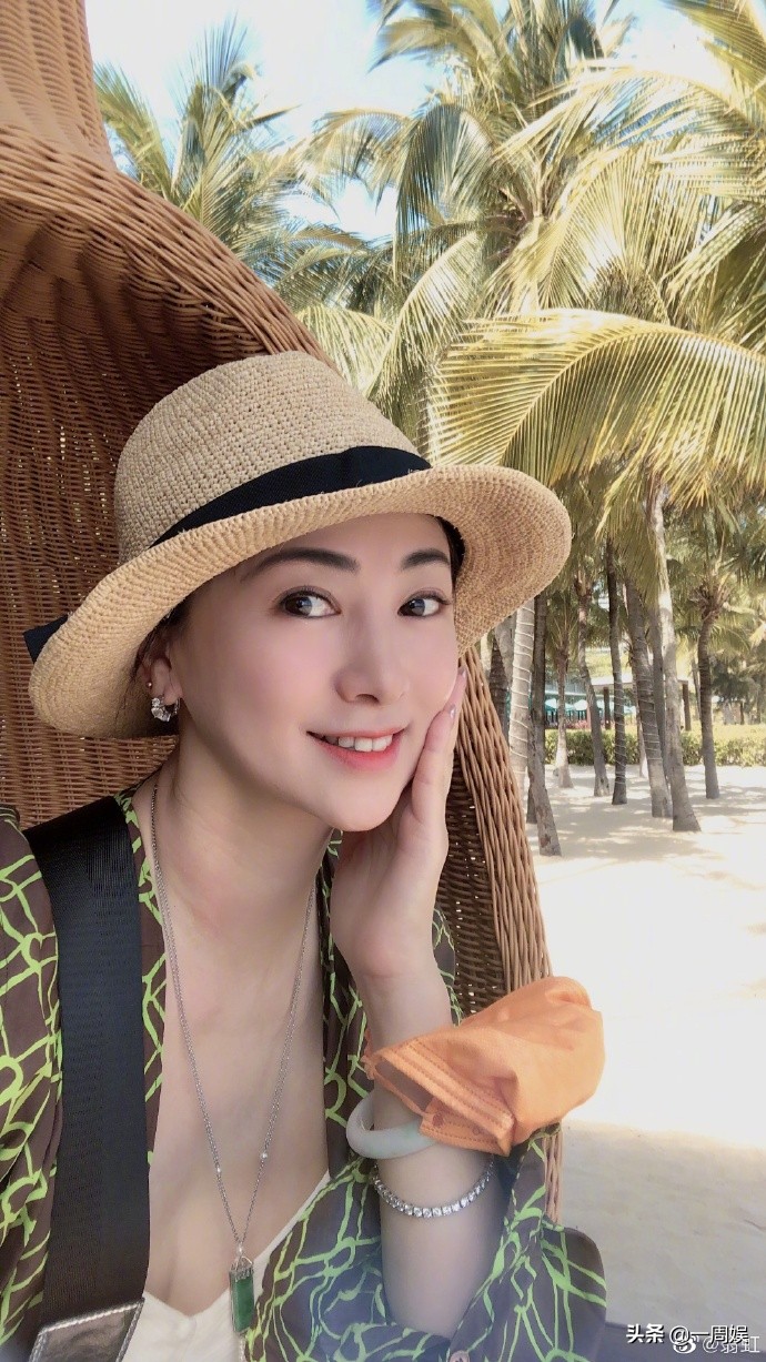 52-year-old Weng Hong took photos late at night, bluntly separated from ...