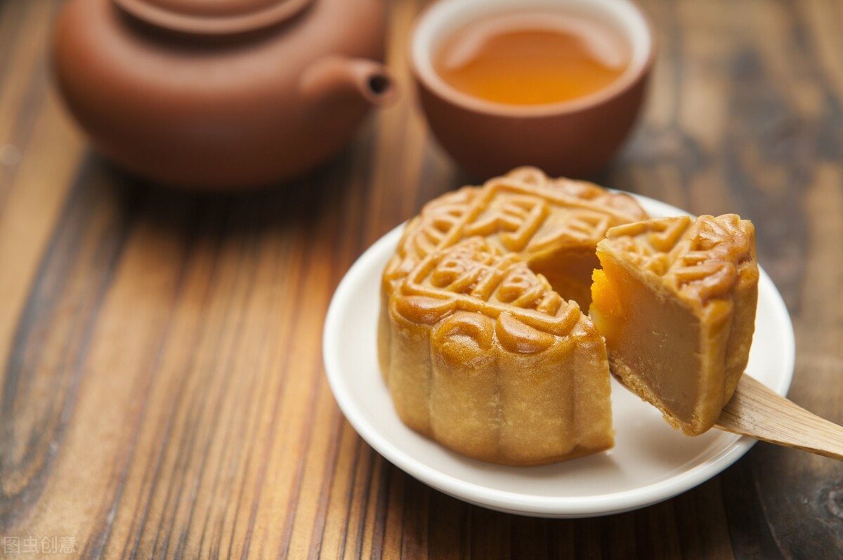 Why eat moon cakes on Mid-Autumn Festival?Is it from Liu Bowen?Or "I ...