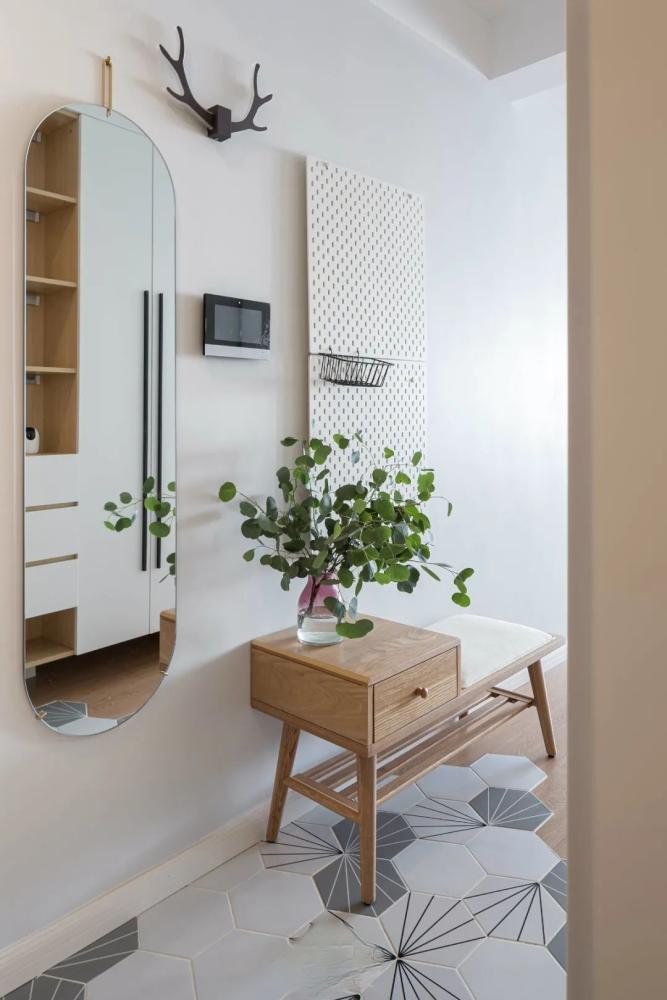 A small couple of 78 square meters installed 3 rooms and 2 halls, the ...