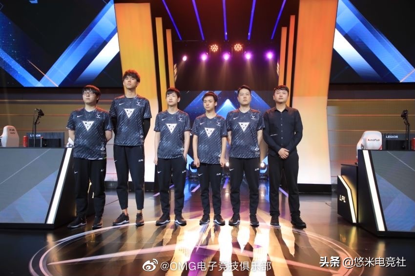 Recognized by FMVP!OMG jungler Aki takes a photo with King Ning, fans ...