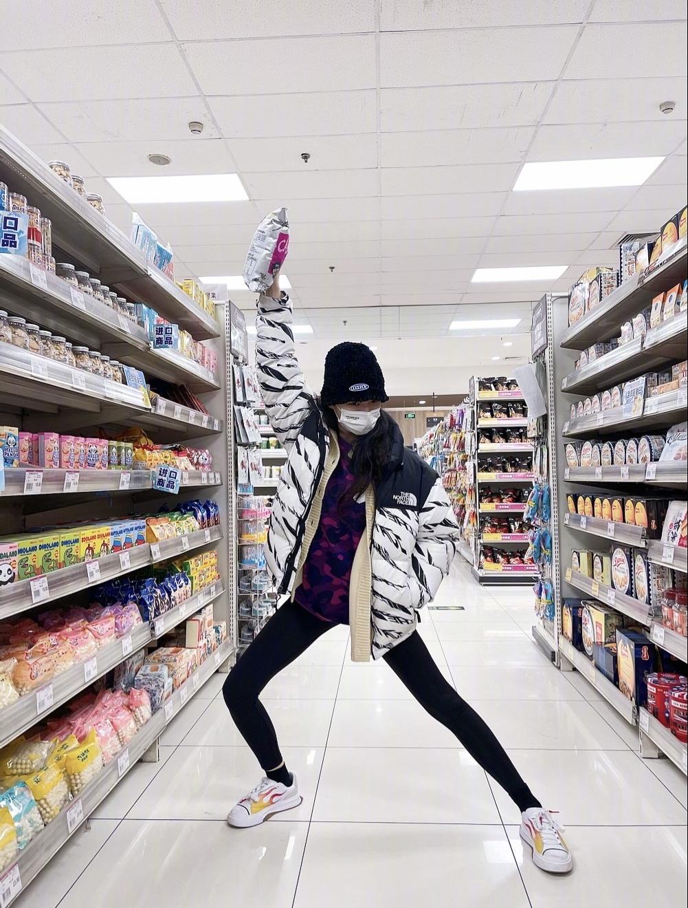 Lin Yun wandered into the supermarket restlessly, flexing his muscles ...