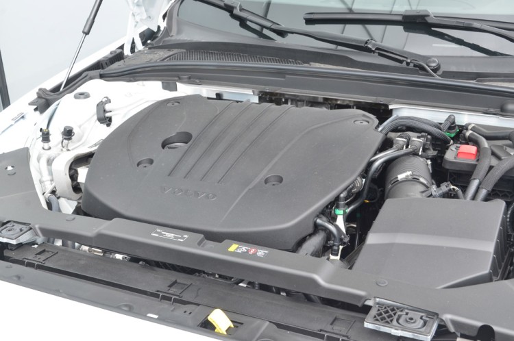 Real shot 2022 Volvo S60 with 48V light hybrid system - iNEWS