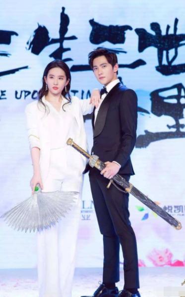 A close photo of Yang Yang and his friend Zheng Shuang, Liu Yifei, Song ...