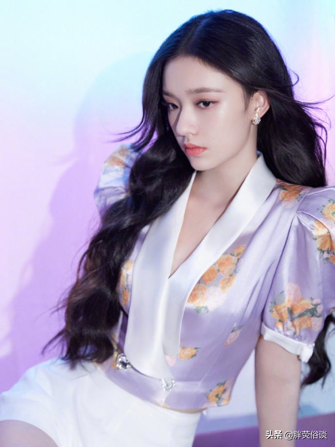 Lin Yun's purple palace-style printed blouse, with long black wavy hair ...