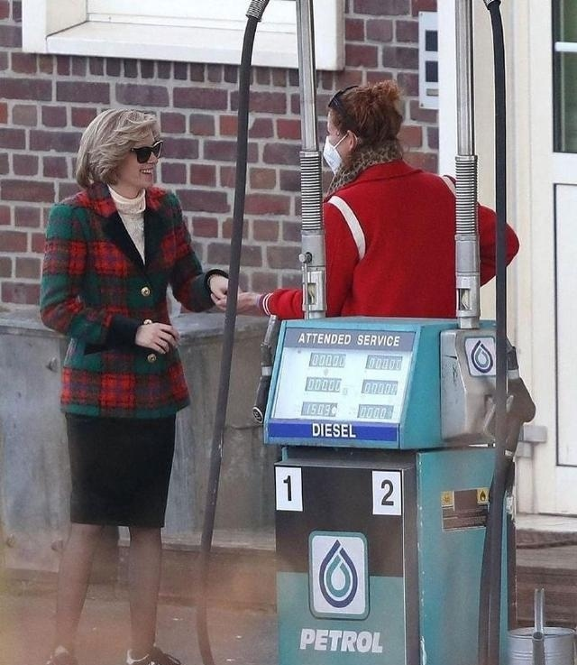 Twilight Girl K's new movie plays the princess, her 12-carat ring is ...