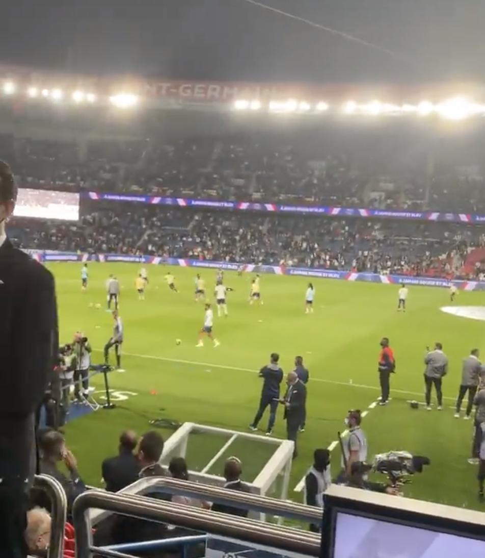 Jay Chou and Kun Ling watched the Messi match in Paris, before the game ...