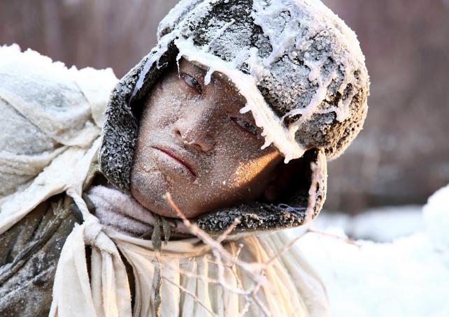 Why do people who freeze to death take off their clothes and smile? - iNEWS