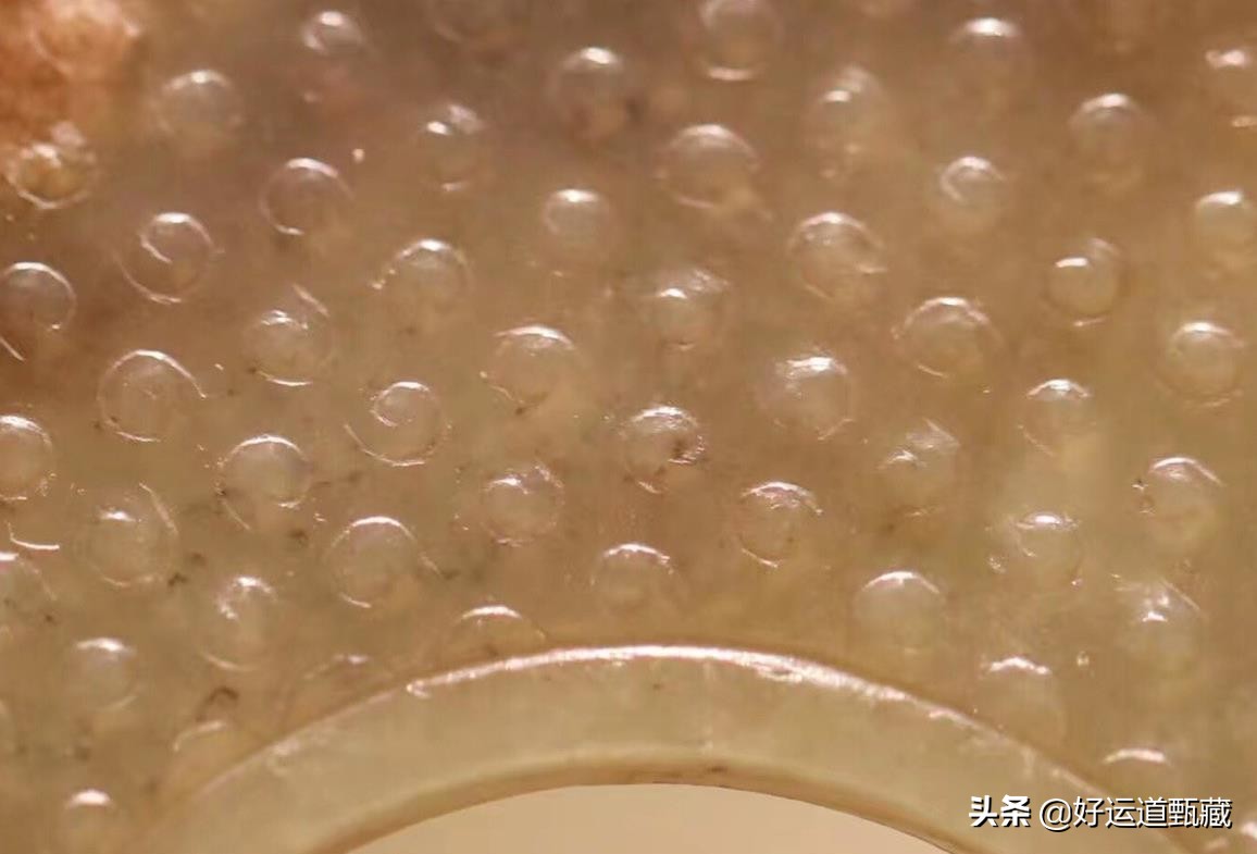 The grain pattern on the jade symbolizes the awakening of everything ...