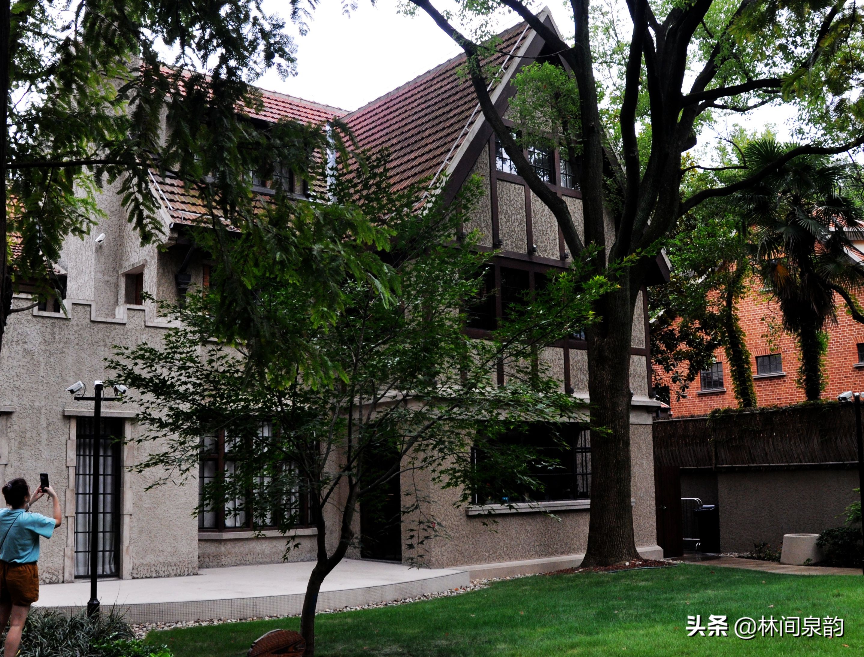 Xia Yan, who is legendary in and out of the play, interprets the life ...